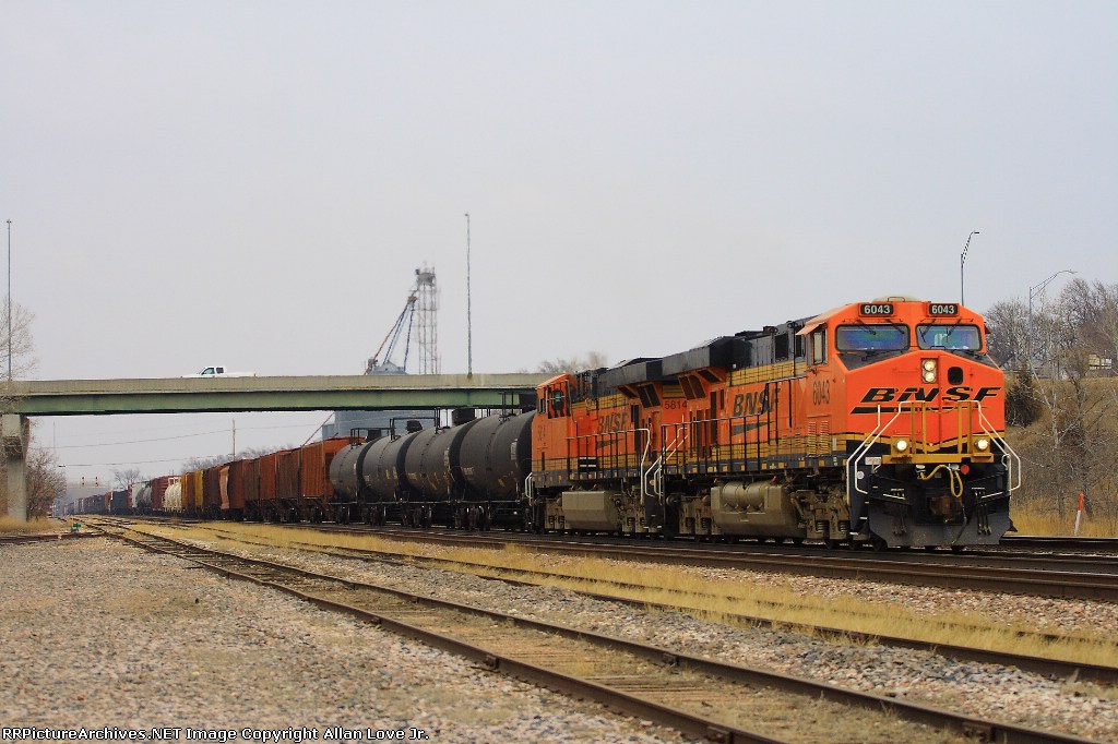 BNSF 6043 west